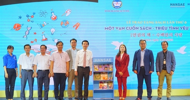 Hansae Việt Nam tặng sách đến 100 trường tiểu học ở Tây Ninh