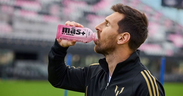 Siêu sao bóng đá Lionel Messi đang cạnh tranh sản phẩm đồ uống thể thao